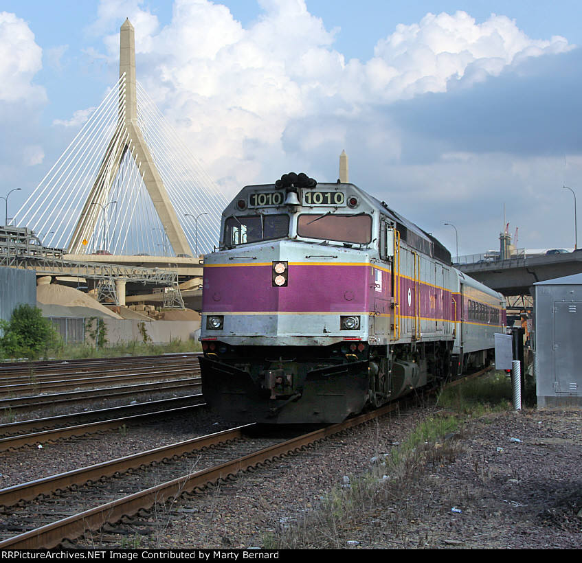 MBTA 1010 Outbound on North Station Leads